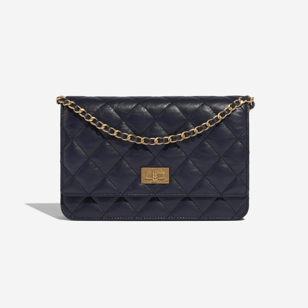 Chanel 2.55 Reissue WOC Kalbsleder in Vintage Optik Marineblau | SACLÀB