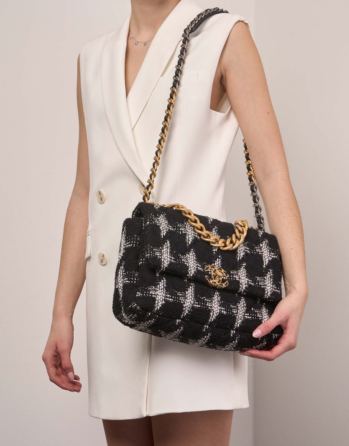 Chanel 19 Flap Bag Large Tweed Black / White | SACLÀB
