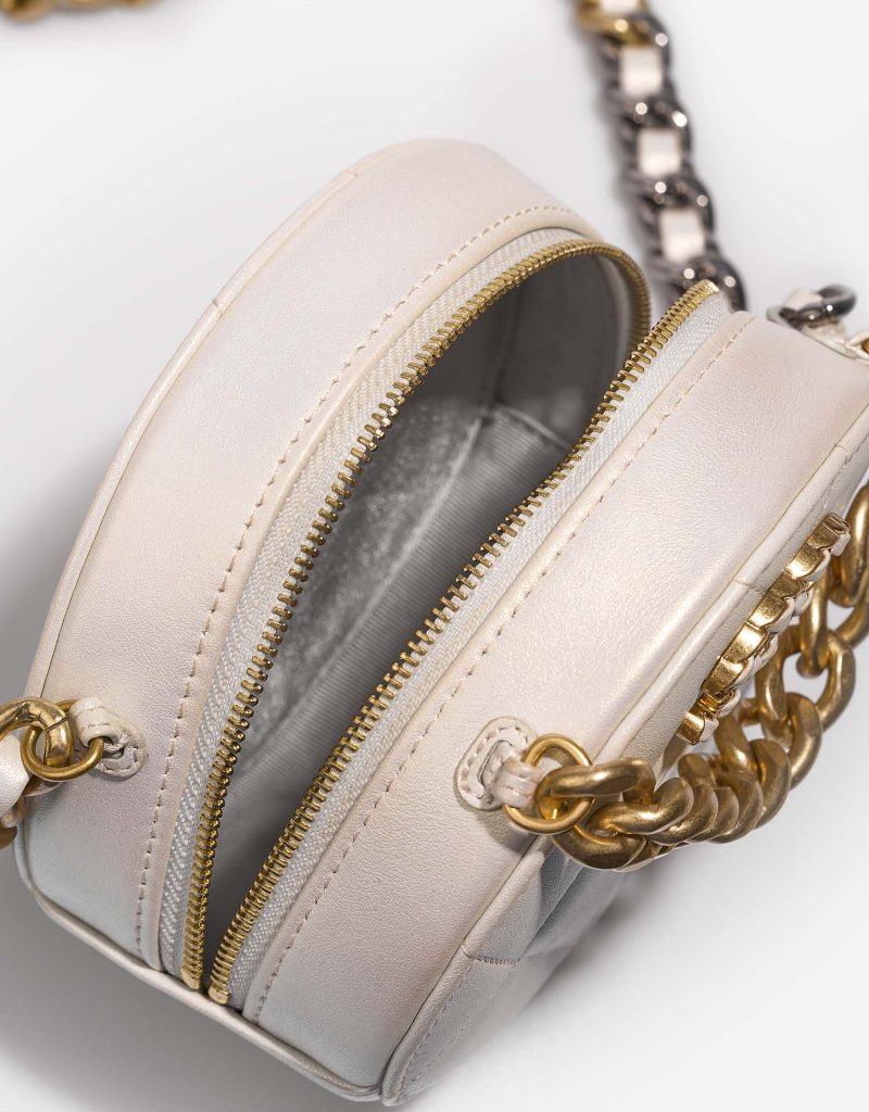 Chanel 19 Round Clutch Lamb Pearl White | SACLÀB