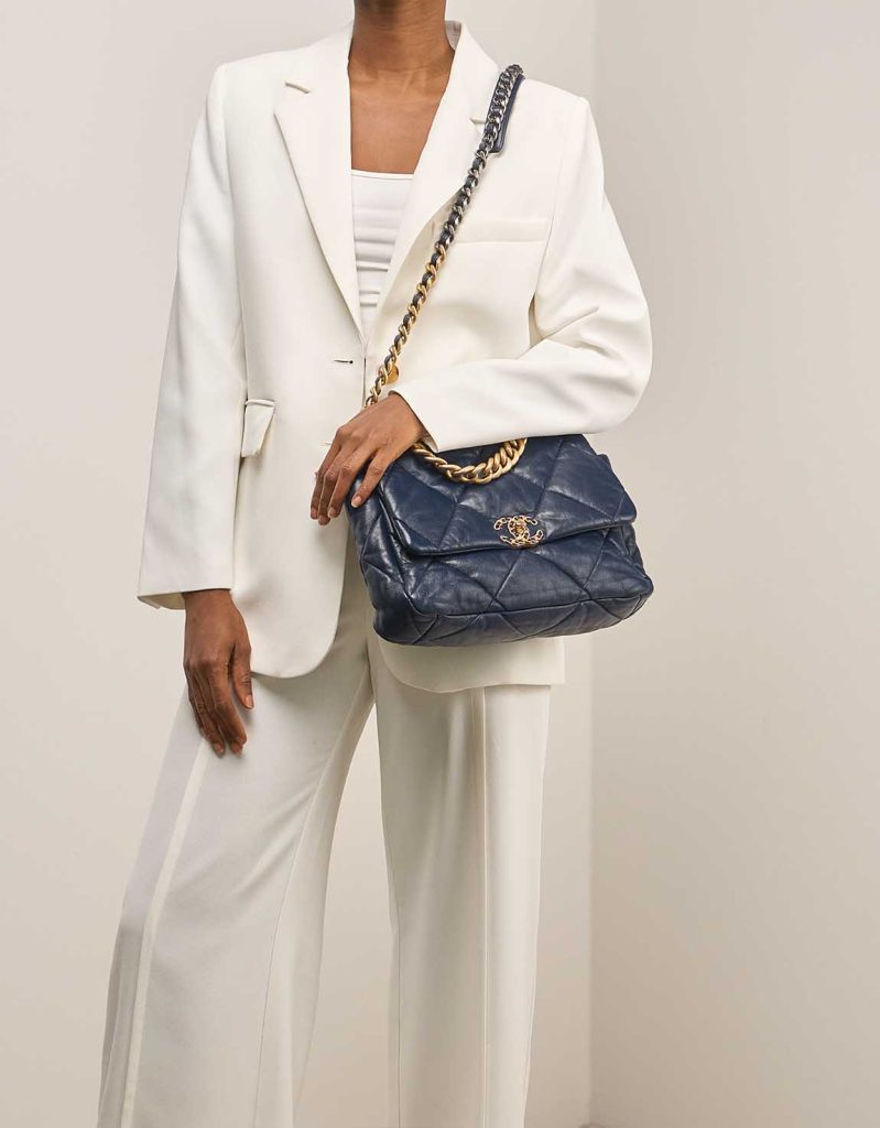 Chanel 19 Flap Bag Maxi Lamb Gold | SACLÀB